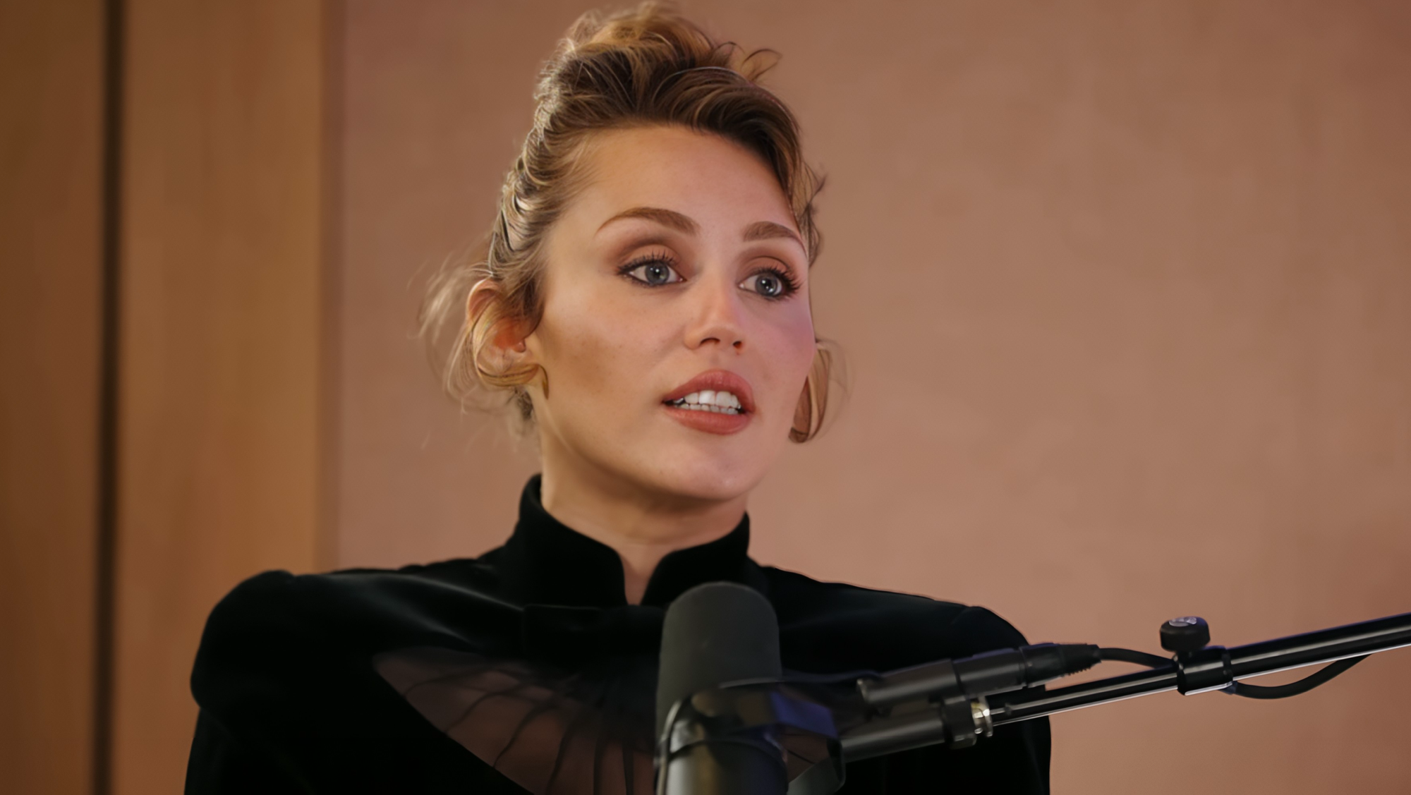 Miley Cyrus Tells Monica Lewinsky She Can’t Handle 250K Crowd Shows Anymore