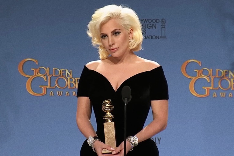 Dua Lipa Covers Alicia Keys’ “No One” at Madison Square Garden During ...